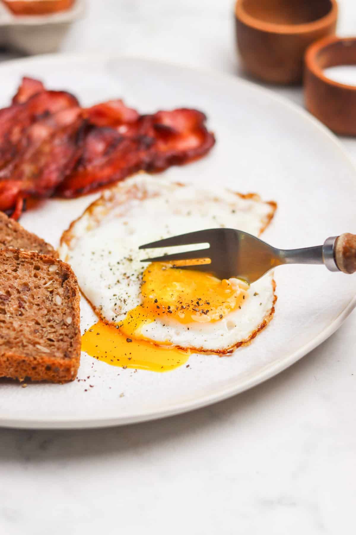 Perfect Sunny Side-Up Eggs - Food Faith Fitness