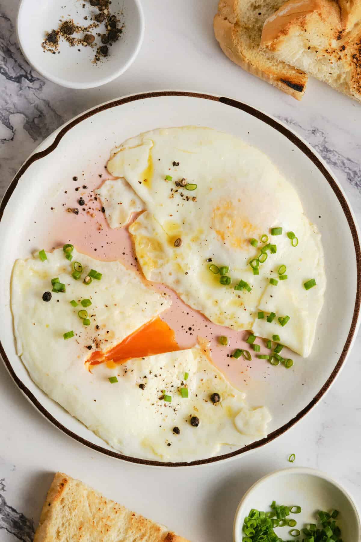 Easy Over-Medium Eggs Recipe - Food Faith Fitness