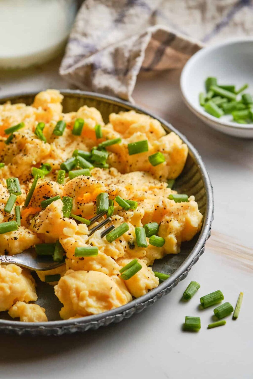 How to Make Scrambled Eggs in the Microwave - Food Faith Fitness