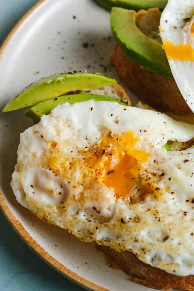 How to Make Over-Easy Eggs - Food Faith Fitness